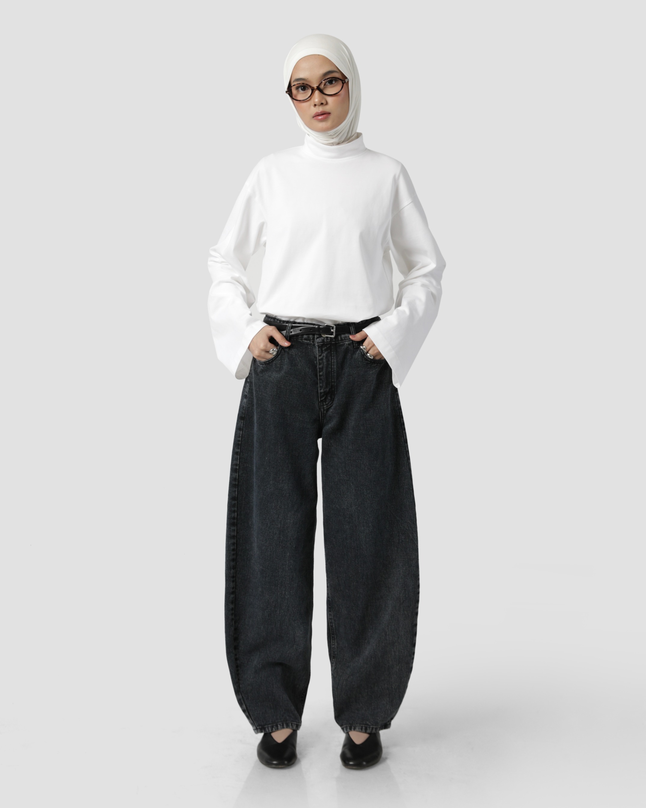 A trendsetter, designer items, affordable - Sabamodest Barrel Jeans