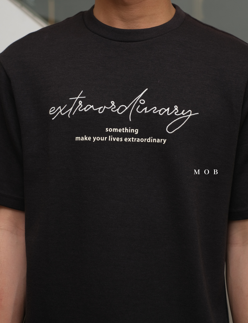 MOB - IBSST01002B Extraordinary Cursive Letters SS Tee Ash Black