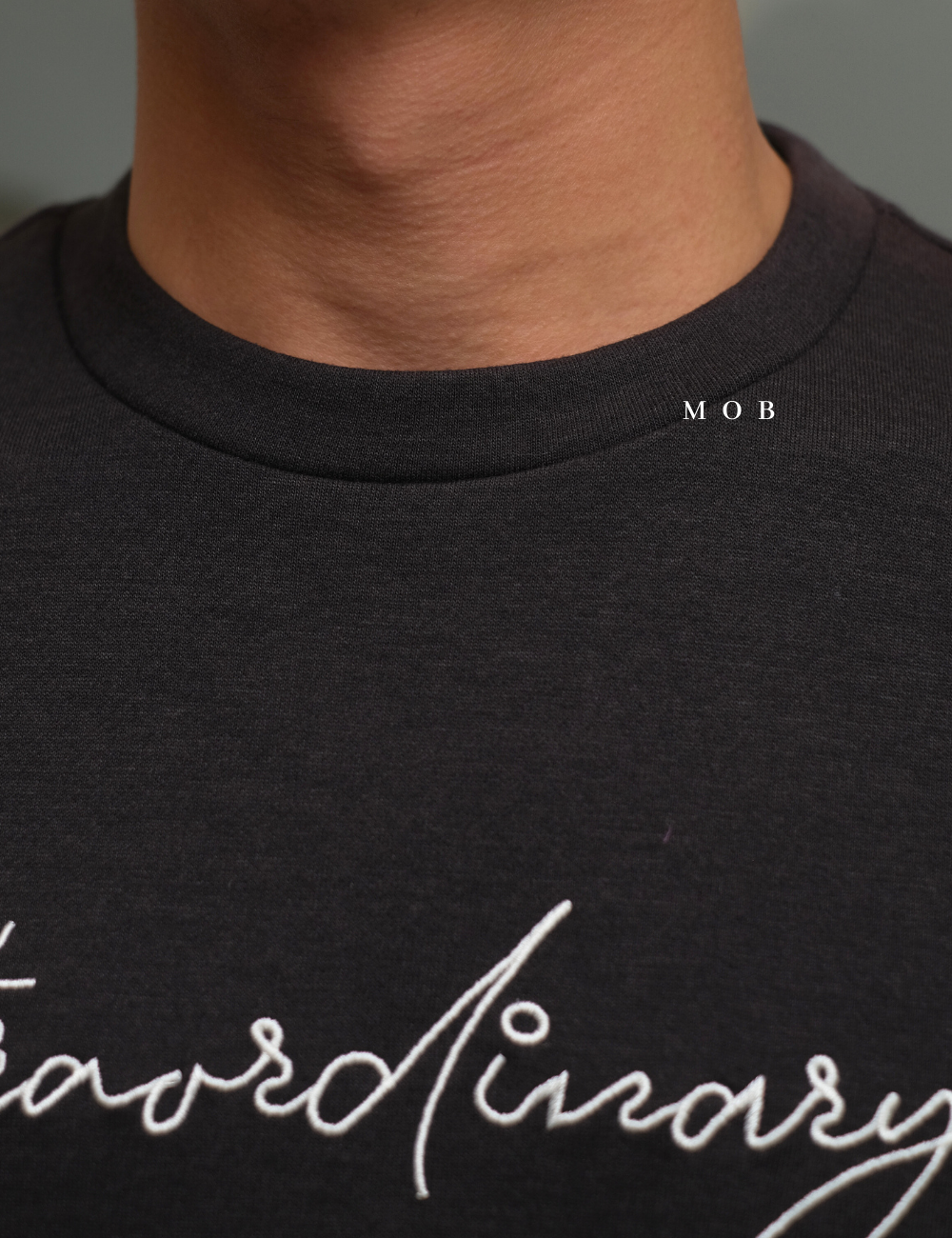 MOB - IBSST01002B Extraordinary Cursive Letters SS Tee Ash Black